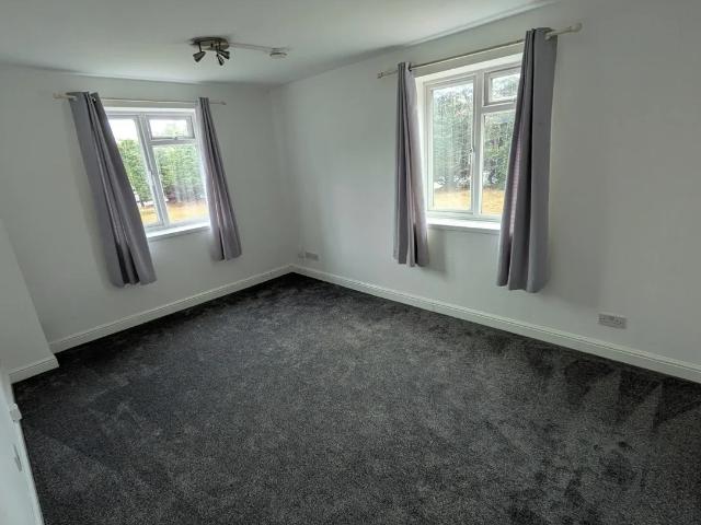 Apartment at Benhill Wood Road, Greater London