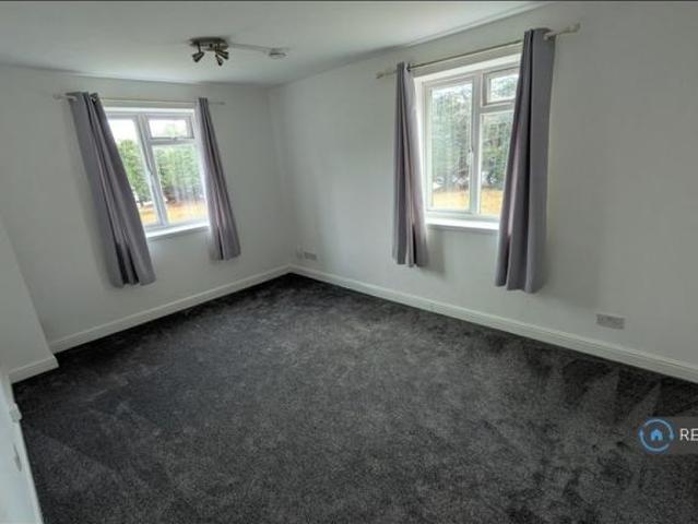 Apartment at Benhill Wood Road, Greater London