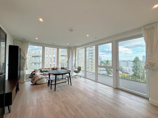 Apartment at Beresford Avenue, Greater London