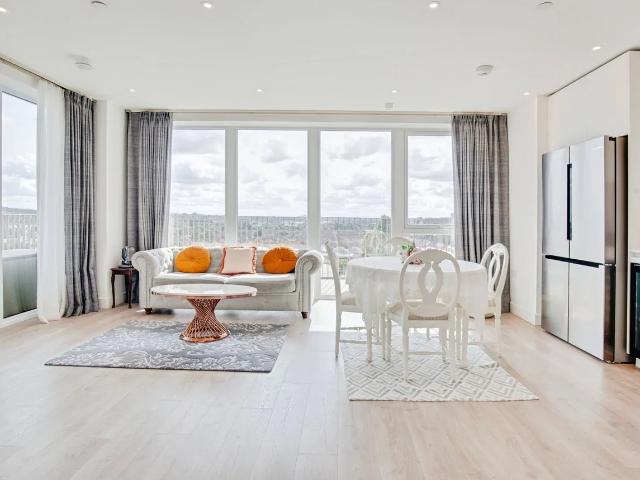 Apartment at Beresford Avenue, Greater London
