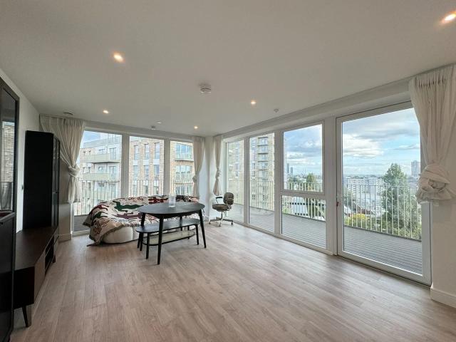 Apartment at Beresford Avenue, Greater London