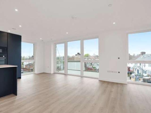Apartment at Beresford Avenue, Greater London