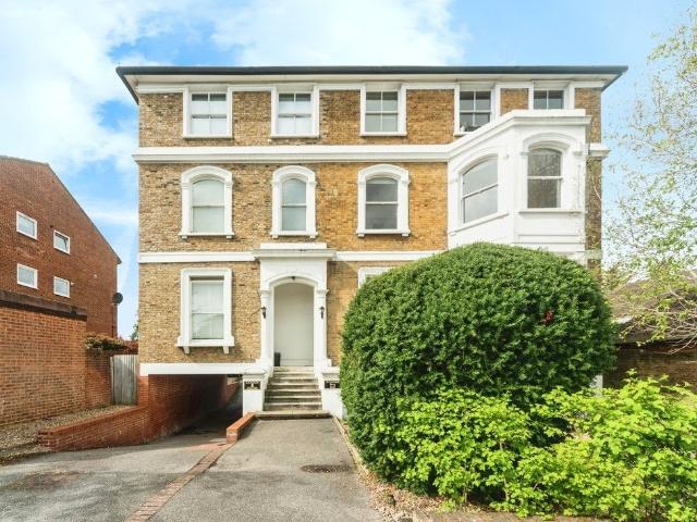 Apartment at Berrylands, Greater London