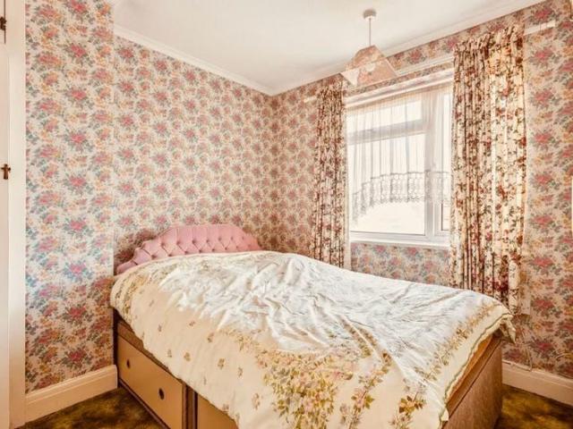 Room at Bideford Road, Greater London
