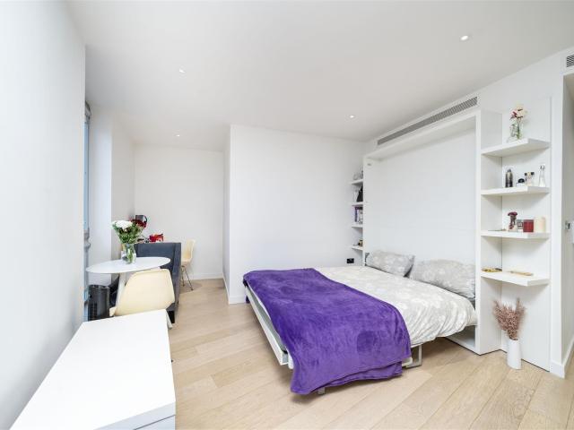 Apartment at Biscayne Avenue, Greater London