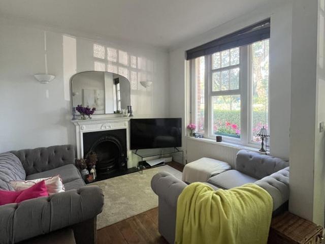 Apartment at Bishop's Park Road, Greater London