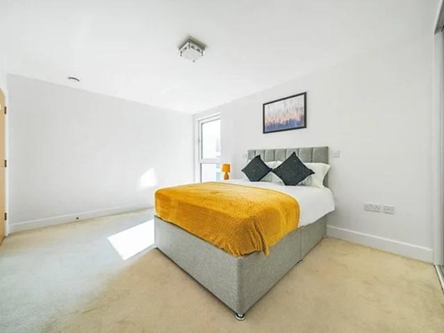 Apartment at Black's Road, Greater London