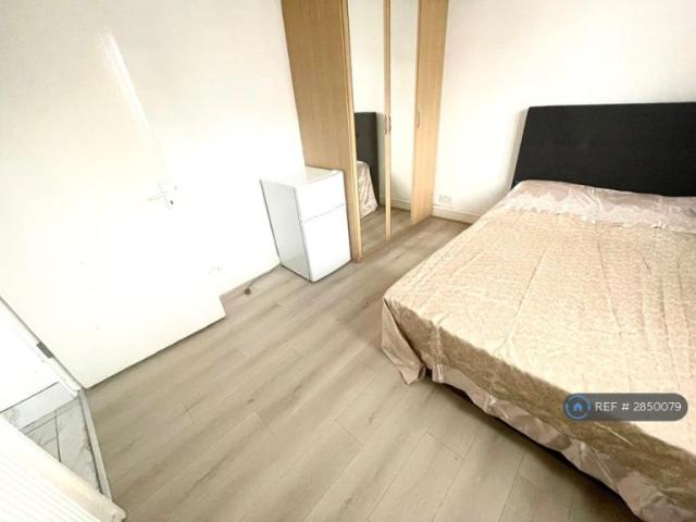 Apartment at Blake Avenue, Greater London