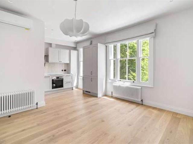 Apartment at Blenheim Crescent, Greater London
