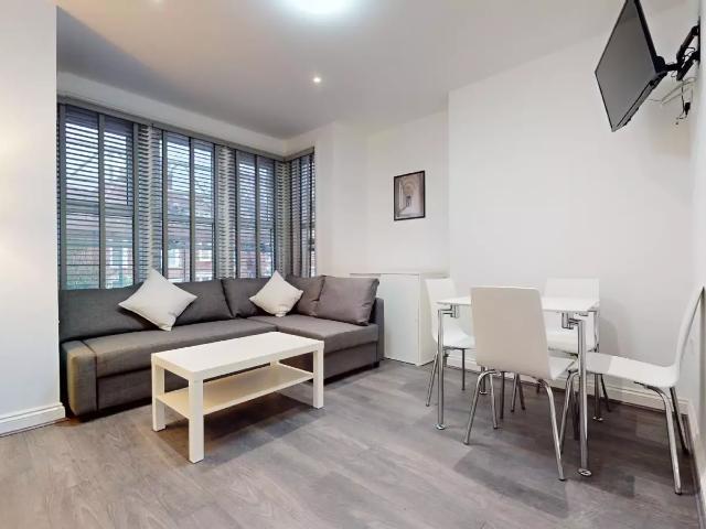 Apartment at Blenheim Gardens, Greater London