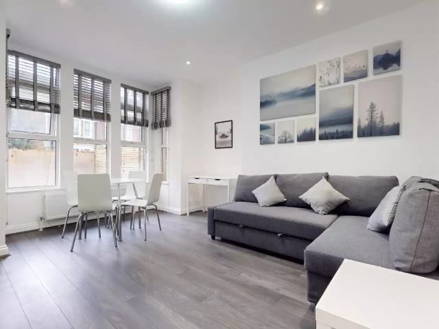 Apartment at Blenheim Gardens, Greater London
