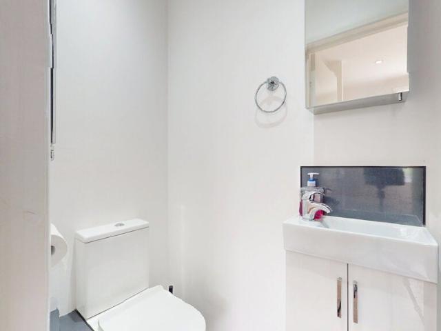 Apartment at Blenheim Gardens, Greater London