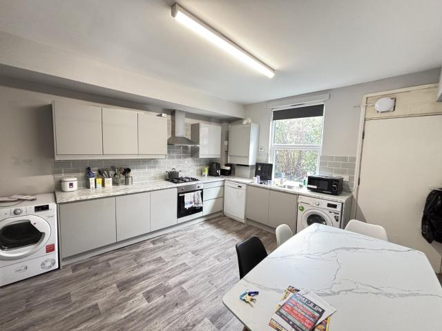 Apartment at Brudenell Avenue, Leeds