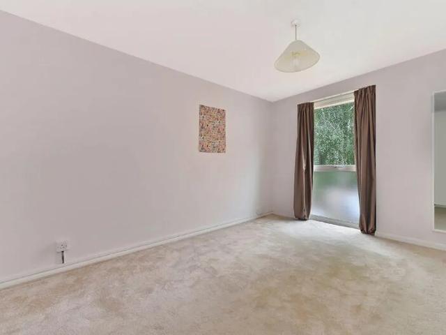 Apartment at Brunswick Park Road, Greater London