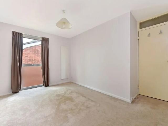 Apartment at Brunswick Park Road, Greater London