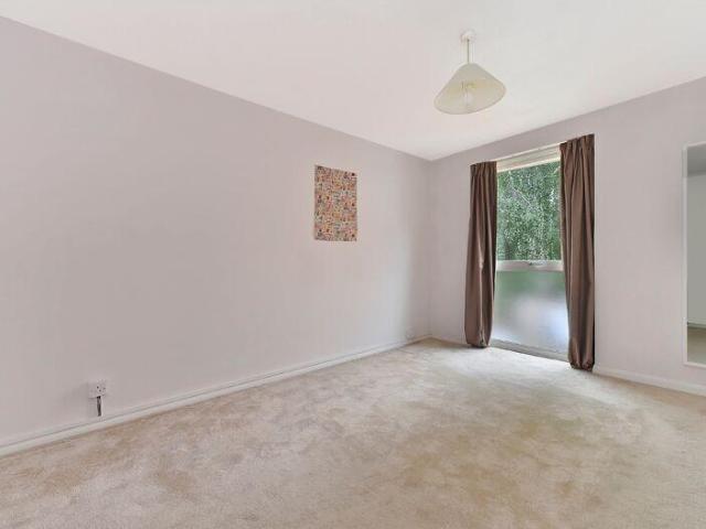 Apartment at Brunswick Park Road, Greater London