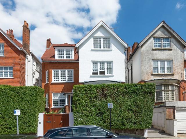 Apartment at Bracknell Gardens, Greater London