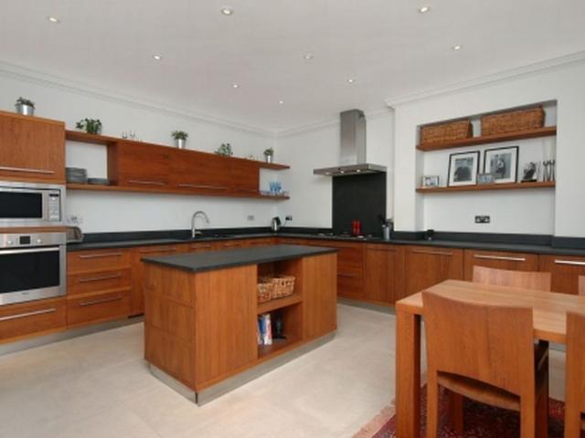 Apartment at Bracknell Gardens, Greater London