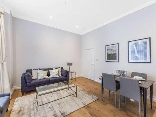Apartment at Bracknell Gardens, Greater London