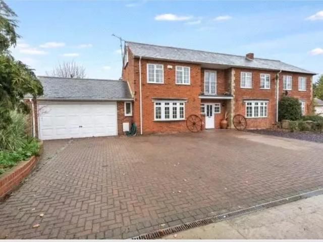 House at Bracknell Road, Winkfield Street