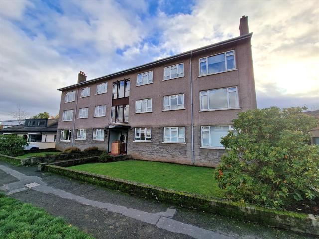 Apartment at Braidholm Road, Giffnock