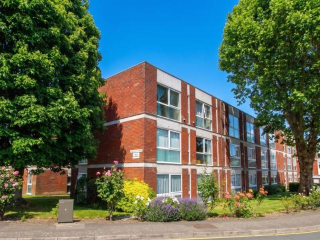 Apartment at Brantwood Drive, Woking