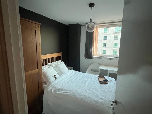 Room at Bridgefoot, Greater London