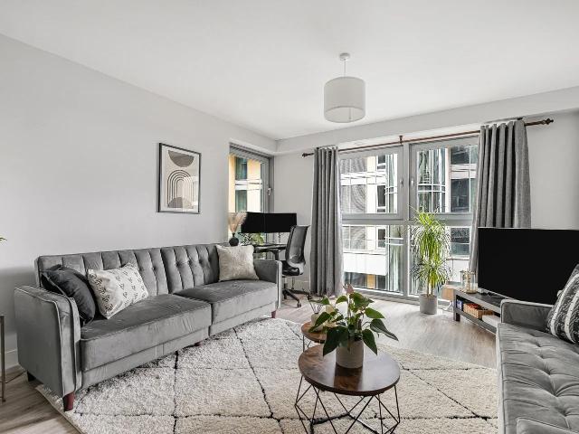 Apartment at Bridges Court, Greater London