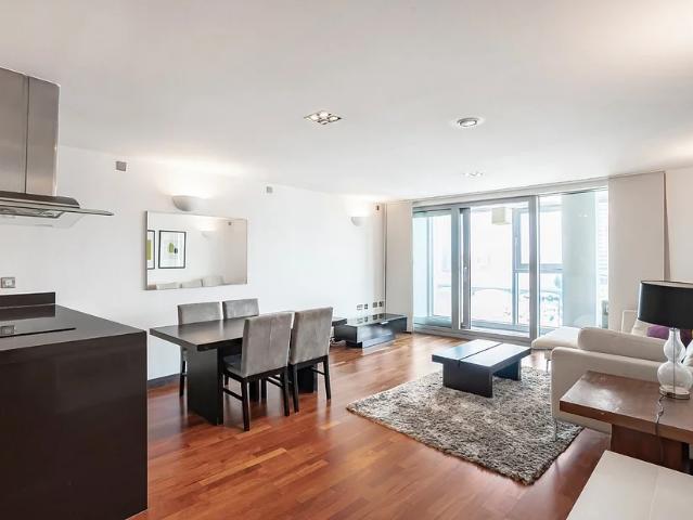 Apartment at Bridges Court, Greater London