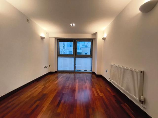 Apartment at Bridges Court, Greater London