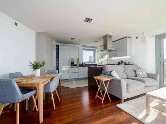 Apartment at Bridges Court, Greater London