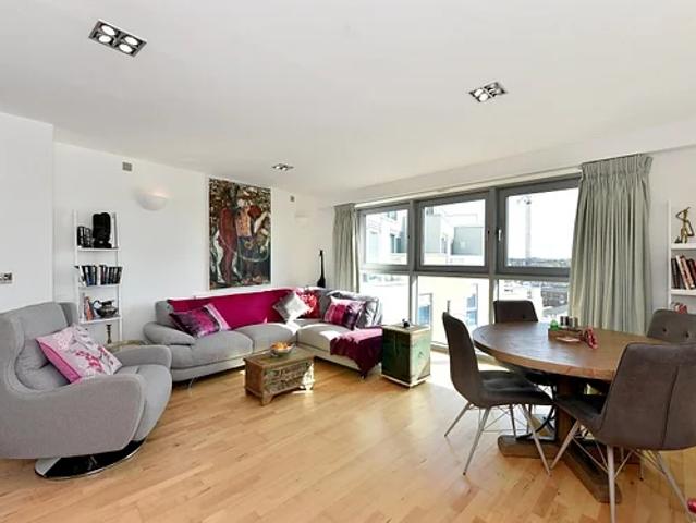 Apartment at Bridges Court, Greater London