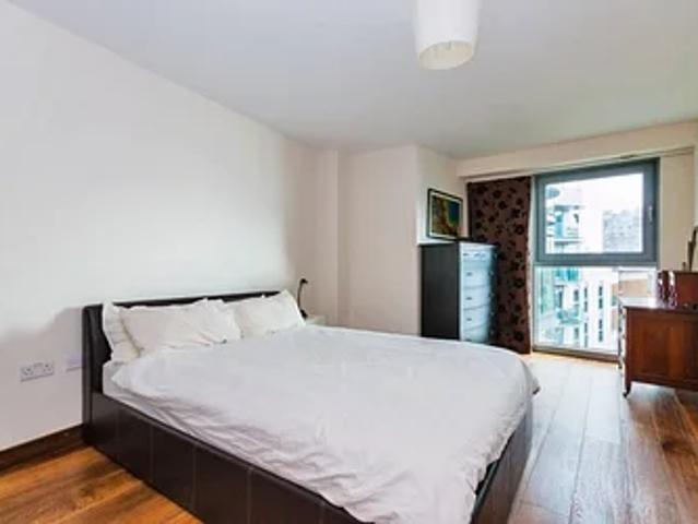 Apartment at Bridges Court, Greater London