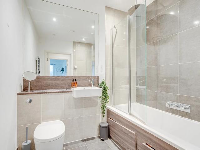 Apartment at Bridges Court, Greater London