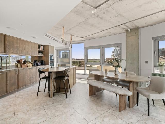Apartment at Bridges Court, Greater London