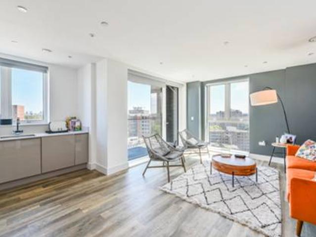 Apartment at Bridges Court, Greater London