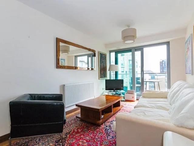 Apartment at Bridges Court, Greater London