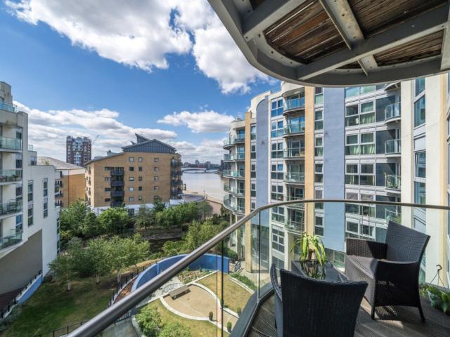 Apartment at Bridges Court, Greater London