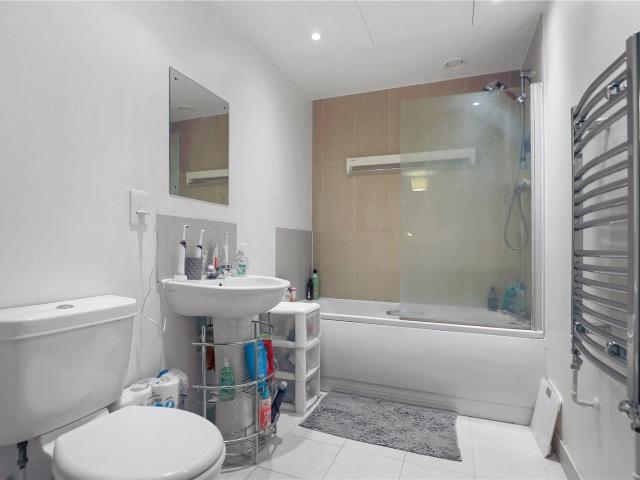 Apartment at Bridges Court, Greater London
