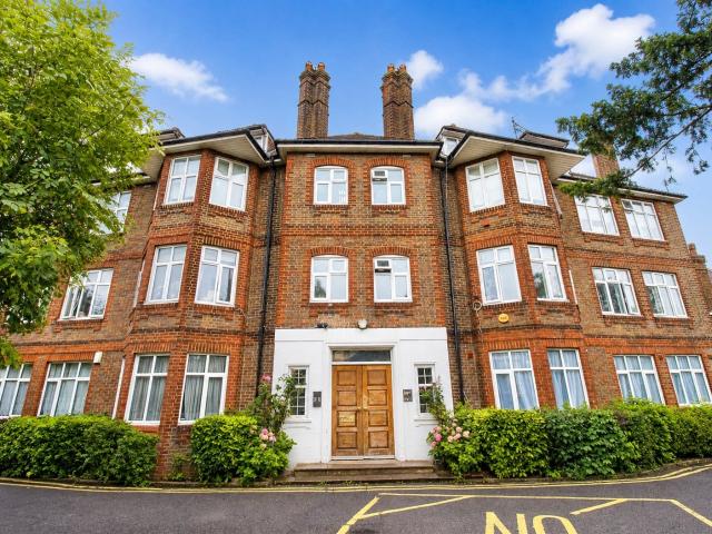 Apartment at Bridgewater Court, Greater London