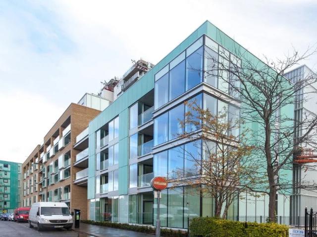 Apartment at Broomhill Road, Greater London