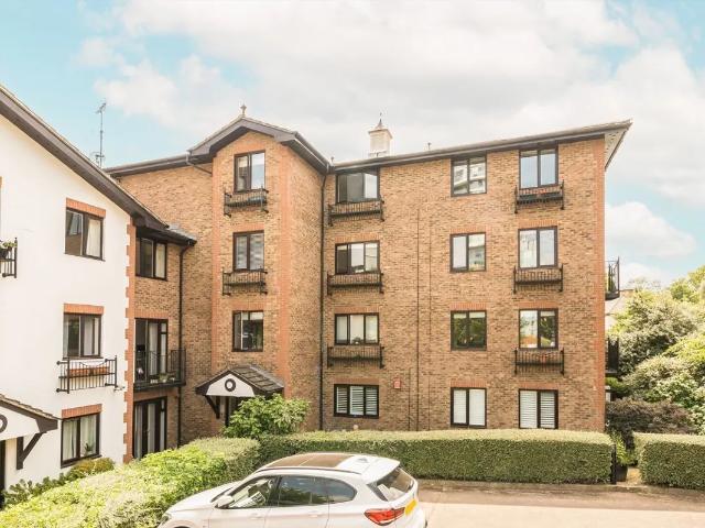 Apartment at Broomhill Road, Greater London