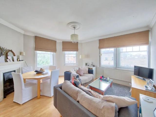 Apartment at Broomhill Road, Greater London