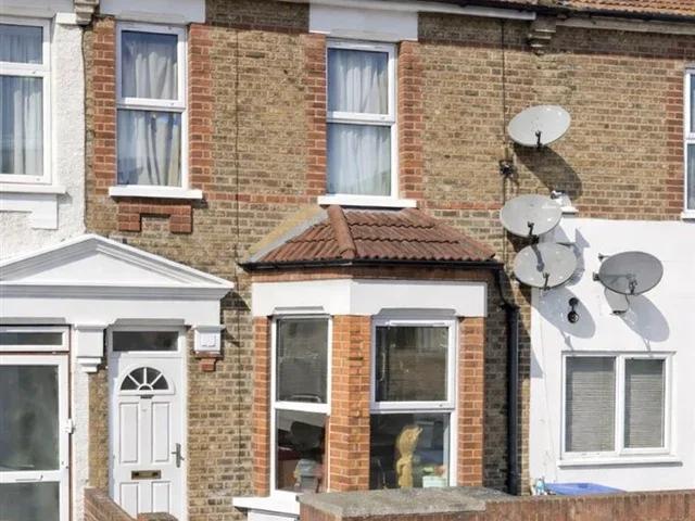 Apartment at Brookdene Road, Greater London