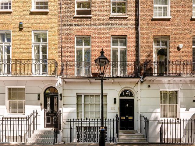 Apartment at Brompton Square, Greater London