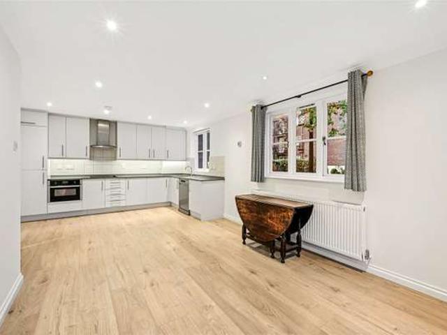 Apartment at Brompton Park Crescent, Greater London