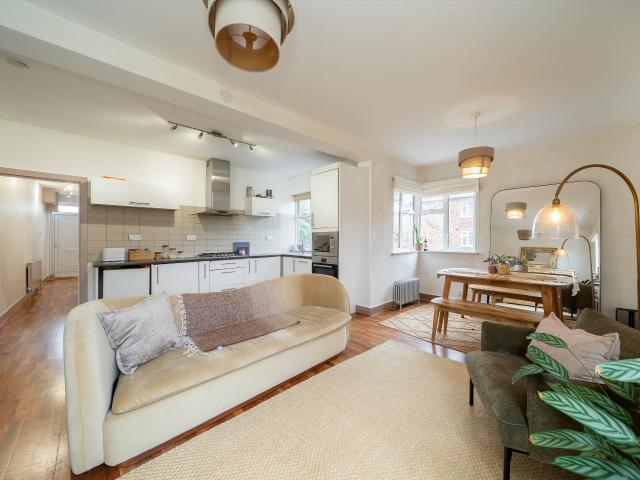 Apartment at Brondesbury Park, Greater London