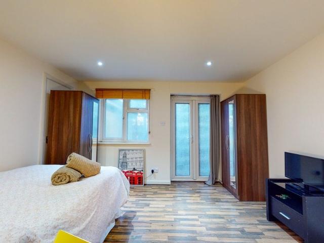 Apartment at Brondesbury Park, Greater London