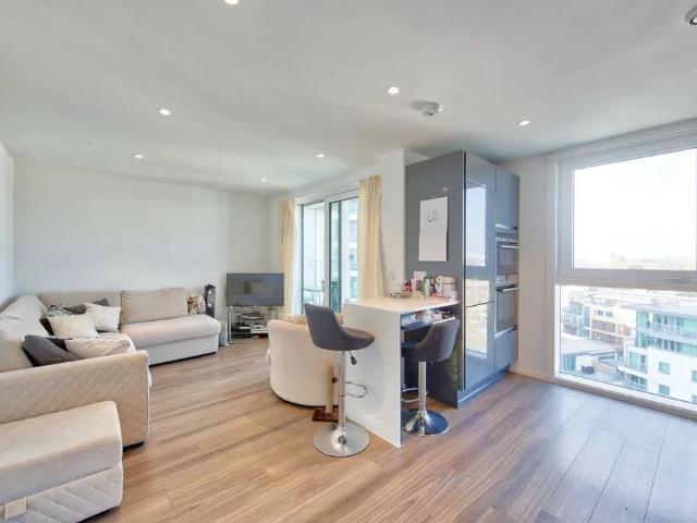 Apartment at Buckhold Road, Greater London