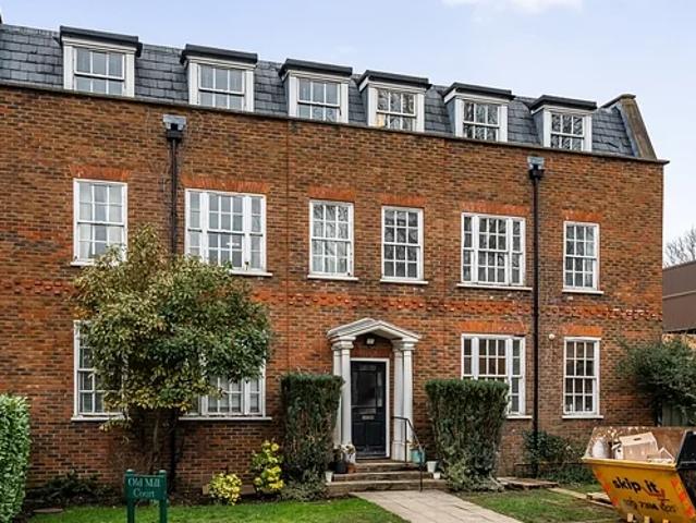 Apartment at Buckingham Road, Greater London